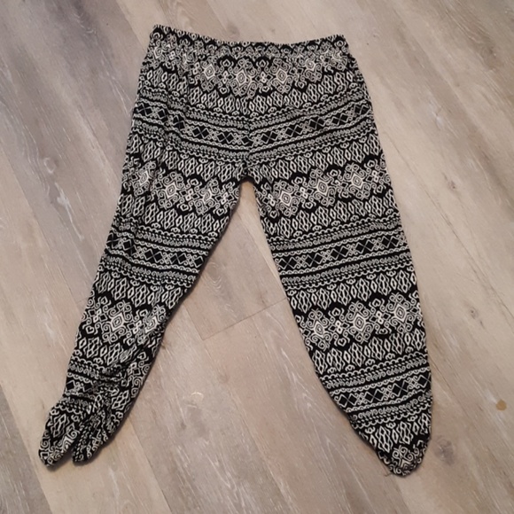 American Rag | Pants & Jumpsuits | American Rag Printed Capri Style ...